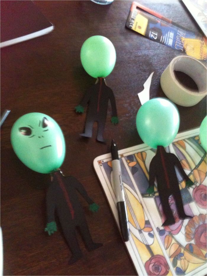 Alien Halloween Decorations Easy Aliens Made Out Of Balloons and ...